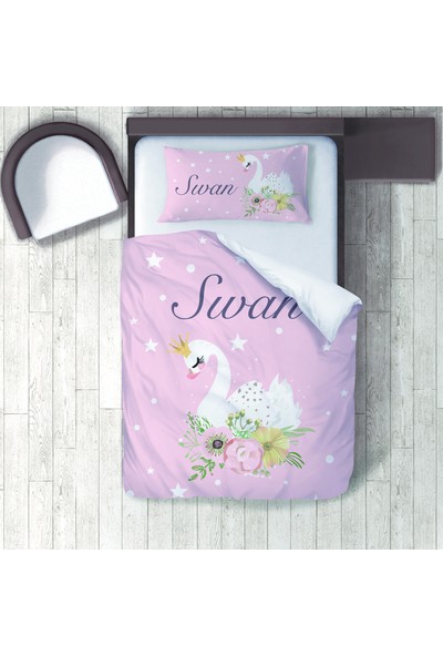 Çocuk Odası Nevresim Takımı Sevimli Sarı Taçlı Kuğu Model 160X220 cm %100 Pamuklu Mikro Saten Çocuk Odası Nevresim Takımı Sevimli Sarı Taçlı Kuğu Model 160X220 cm %100 Pamuklu Mikro Saten