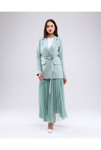 Içinde Kolsuz Bluzu Tek Düğmeli Ceketi ve Astarlı Şifon Eteği Ile Üçlü Takım Içinde Kolsuz Bluzu Tek Düğmeli Ceketi ve Astarlı Şifon Eteği Ile Üçlü Takım