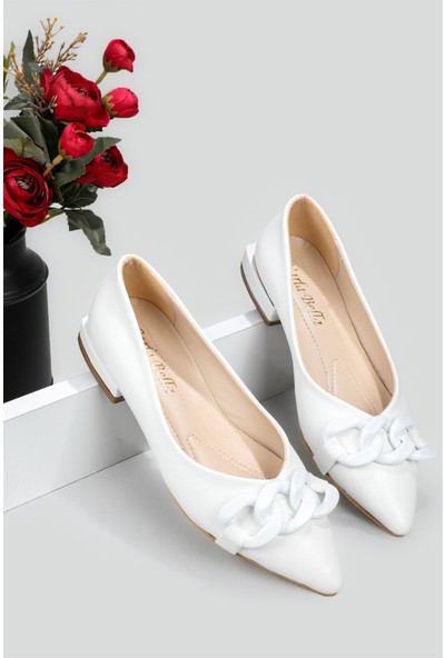 Carla Bella Sivri Burun Zincirli 2 cm Topuklu Beyaz Kadın Ayakkabı ZH-3127-1