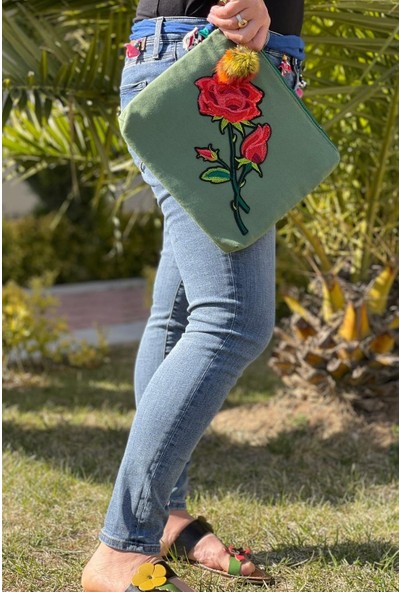 Gönülden Tasarım Parlak Çiçek Aplikeli Tasarım Ponponlu Portföy Clutch Elçantası