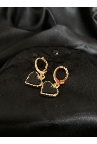 Selin Accessory Siyah Kalp Figürlü & Tek Siyah Taşlı Küpe Selin Accessory Siyah Kalp Figürlü & Tek Siyah Taşlı Küpe