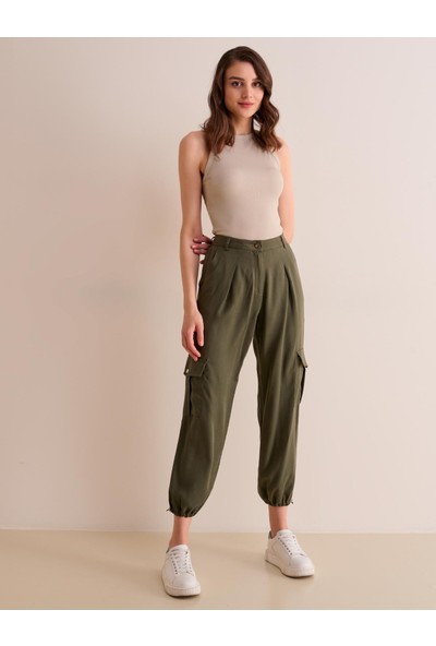 Jimmy Key Kadın Haki Düz Kesim Paçası Lastikli Cepli Gabardin Jogger Pantolon Jimmy Key Kadın Haki Düz Kesim Paçası Lastikli Cepli Gabardin Jogger Pantolon