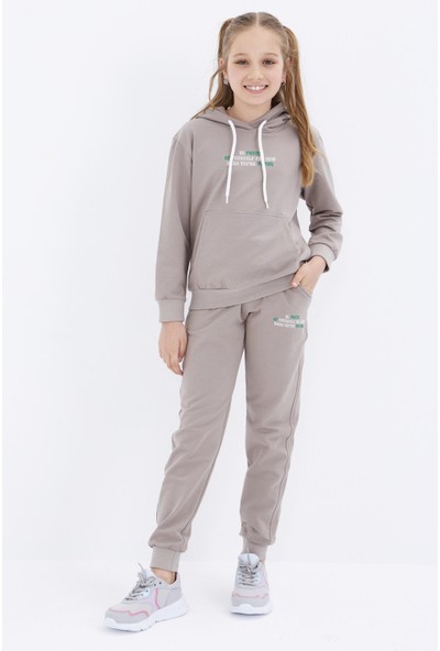 Tommy Life Koyu Bej Yazı Nakışlı Kapüşonlu Basic Rahat Form Kız Çocuk Eşofman Takım - 75055 Tommy Life Koyu Bej Yazı Nakışlı Kapüşonlu Basic Rahat Form Kız Çocuk Eşofman Takım - 75055