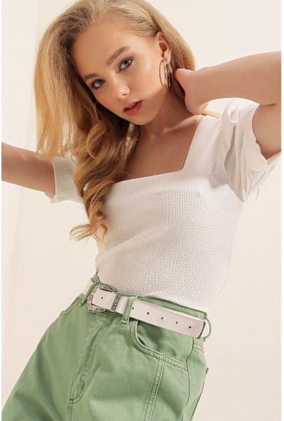 Beyaz Renk Kare Yaka Örme Bluz Şık Gece Veya Günlük Giyime Uygun Beyaz Renk Kare Yaka Örme Bluz Şık Gece Veya Günlük Giyime Uygun