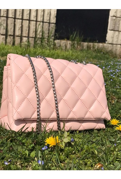 Butik Batii Zincir Askılı Baklava Desen Kabartmalı Içinde Bölmesi Bulunan Mıknatıslı Çanta Butik Batii Zincir Askılı Baklava Desen Kabartmalı Içinde Bölmesi Bulunan Mıknatıslı Çanta