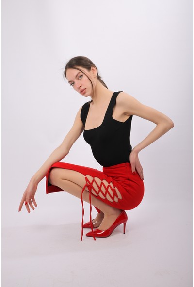 Kadın Kırmızı Yandan Bağlamalı Yırtmaçlı Midi Boy Etek