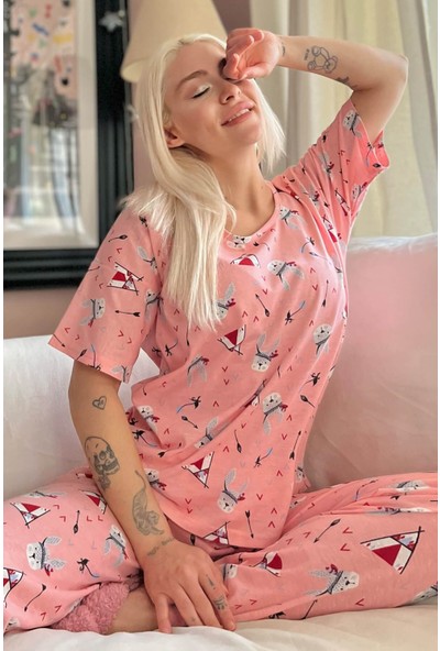 Pijama Evi Pembe Wild Rabbit Baskılı Kısa Kollu Kadın Pijama Takımı Pijama Evi Pembe Wild Rabbit Baskılı Kısa Kollu Kadın Pijama Takımı