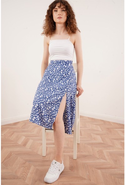 Hadise Ön Yırtmaçlı Desenli Etek Mavi Hadise Ön Yırtmaçlı Desenli Etek Mavi