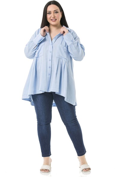 Disentis Modest Büyük Beden Torba Cepli Önü ve Arkası Pileli Geniş Manşetli Arkası Uzun Bebe Mavi Müslin Gömlek Disentis Modest Büyük Beden Torba Cepli Önü ve Arkası Pileli Geniş Manşetli Arkası Uzun Bebe Mavi Müslin Gömlek