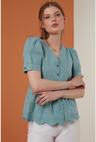 Lela Pamuklu Nakışlı Düğmeli V Yaka Kısa Kollu Bluz Bayan Bluz 6056473