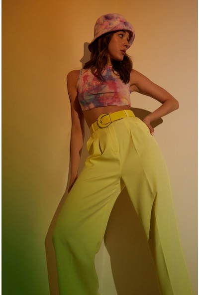 BiPantolon Kadın Pembe Batik Desen Ön Oval Arka Düz Detaylı Fitilli Crop Top BiPantolon Kadın Pembe Batik Desen Ön Oval Arka Düz Detaylı Fitilli Crop Top