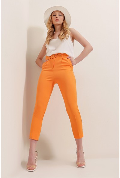 Havuç Kemerli Kumaş Pantolon
