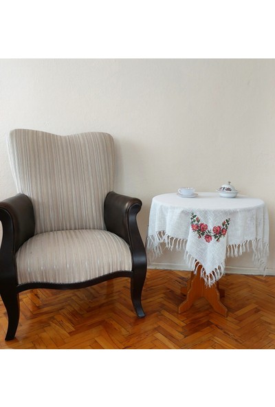 Bypicco Kırmızı Kanaviçe Şantuklu Masa Örtüsü