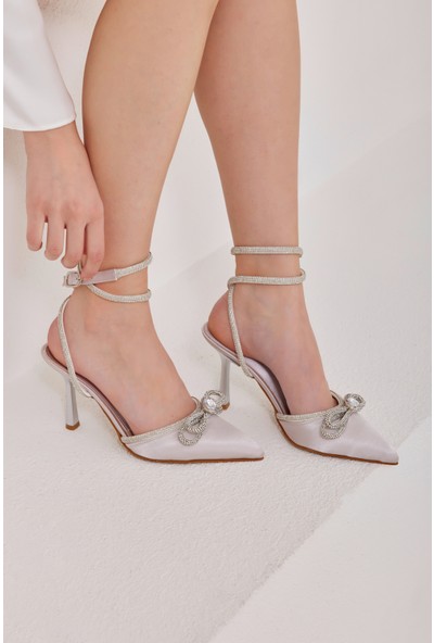 Madamra Gümüş Kadın Saten Taşlı Bilekten Bağlamalı Fiyonk Detaylı Topuklu Ayakkabı
