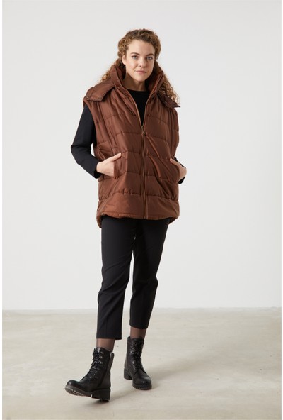 Nihan Kapşonlu Oversize Kapitone Yelek Kahve Nihan Kapşonlu Oversize Kapitone Yelek Kahve