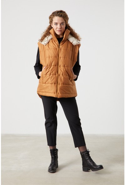 Nihan Kapşonlu Oversize Kapitone Yelek Hardal Nihan Kapşonlu Oversize Kapitone Yelek Hardal