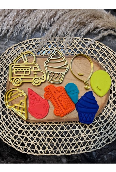 Small Shapes Caravanılla 4'lü Kurabiye Kalıbı ve Hamur Kesici Small Shapes Caravanılla 4'lü Kurabiye Kalıbı ve Hamur Kesici