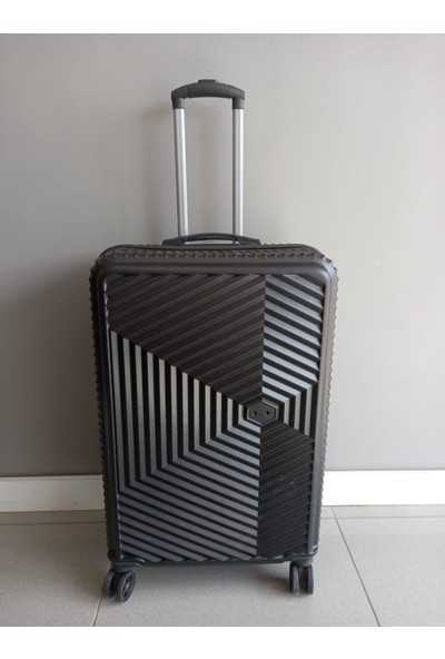 Travel 4 Tekerlekli Siyah Büyük Boy Sert Valiz 78X48X31 cm Travel 4 Tekerlekli Siyah Büyük Boy Sert Valiz 78X48X31 cm