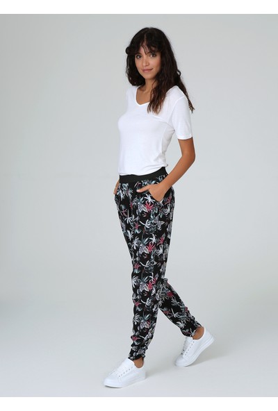 Select Moda Kadın Siyah Çiçekli Rahat Kesim Pantolon Select Moda Kadın Siyah Çiçekli Rahat Kesim Pantolon