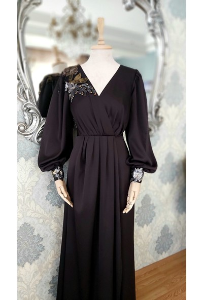 Moda Makko Siyah Kumaştan Payet Detaylı Drapeli Kruvaze Yakalı Abiye Moda Makko Siyah Kumaştan Payet Detaylı Drapeli Kruvaze Yakalı Abiye