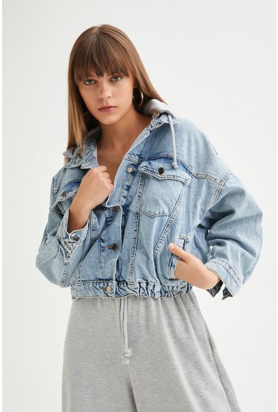 Açelya Okcu Kapüşonlu Fermuarlı Kot Ceket