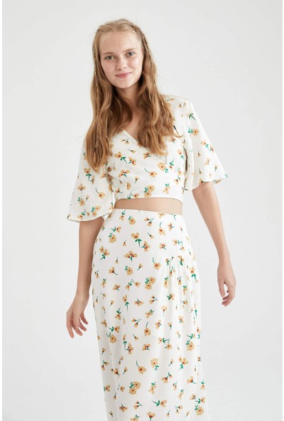 DeFacto Regular Fit Çiçekli V Yaka Crop Bluz W0576AZ21HS