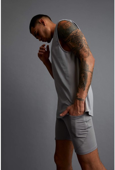 Defacto Slim Fit Teknik Kumaşlı Sporcu Kısa Şort T2755AZ21SP