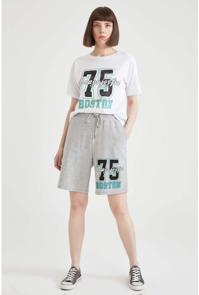 DeFacto Regular Fit Slogan Nakışlı Geri Dönüşümlü Beli Bağcıklı Bermuda Şort U3305AZ21SP DeFacto Regular Fit Slogan Nakışlı Geri Dönüşümlü Beli Bağcıklı Bermuda Şort U3305AZ21SP