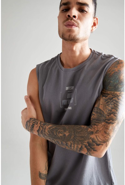 DeFacto Standart Fit Sırt Baskılı Kolsuz Spor Tişört U2463AZ21SM DeFacto Standart Fit Sırt Baskılı Kolsuz Spor Tişört U2463AZ21SM