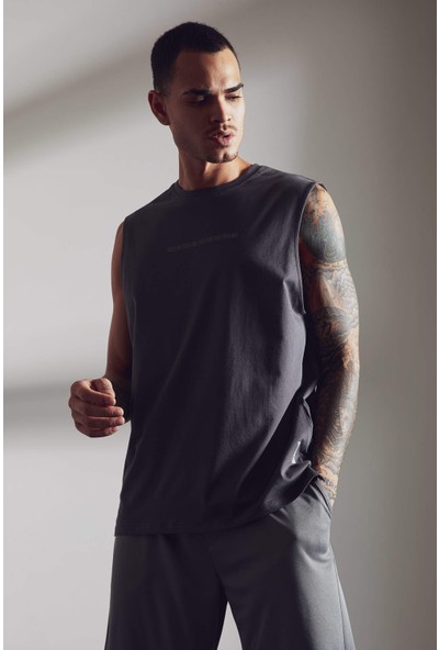 DeFacto Standart Fit Baskılı Kolsuz Spor Tişört DeFacto Standart Fit Baskılı Kolsuz Spor Tişört