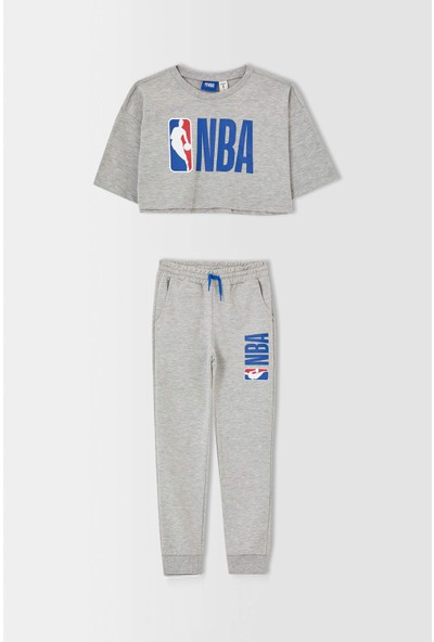 Defacto Kız Çocuk NBA Lisanslı Kısa Kol Tişört Ve Jogger Eşofman Altı Takımı U4231A621SM Defacto Kız Çocuk NBA Lisanslı Kısa Kol Tişört Ve Jogger Eşofman Altı Takımı U4231A621SM