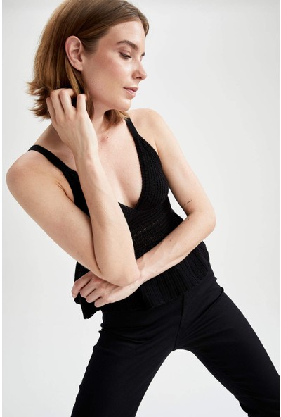 DeFacto Slim Fit İp Askılı V Yaka Volan Detaylı Örgü Triko Atlet V8631AZ21SP DeFacto Slim Fit İp Askılı V Yaka Volan Detaylı Örgü Triko Atlet V8631AZ21SP