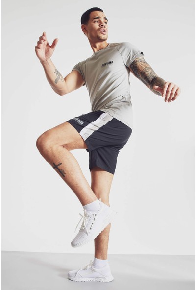 Defacto Slim Fit Slogan Baskılı Teknik Kumaşlı Spor Şort U2469AZ21SM Defacto Slim Fit Slogan Baskılı Teknik Kumaşlı Spor Şort U2469AZ21SM