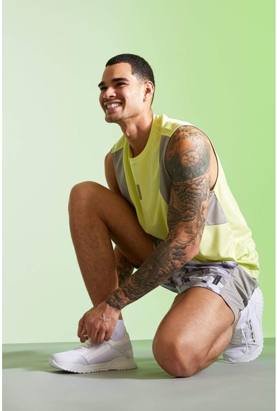 Defacto Slim Fit Beli Bağcıklı Kamuflaj Desenli Teknik Kumaşlı Spor Şort U6084AZ21SM