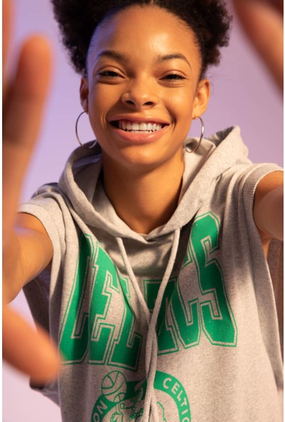 DeFacto NBA Boston Celtics Lisanslı Oversize Fit Kapüşonlu Geri Dönüşümlü Kolsuz Sweatshirt X2981AZ22SP DeFacto NBA Boston Celtics Lisanslı Oversize Fit Kapüşonlu Geri Dönüşümlü Kolsuz Sweatshirt X2981AZ22SP