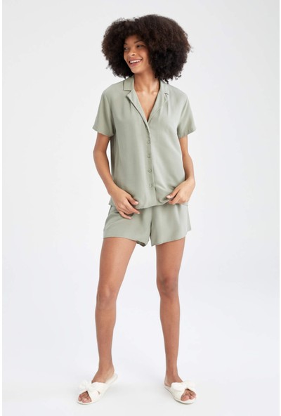 DeFacto Fall In Love Regular Fit Gömlek Yaka Üst ve Mini Şort Pijama Takımı X4464AZ22SM DeFacto Fall In Love Regular Fit Gömlek Yaka Üst ve Mini Şort Pijama Takımı X4464AZ22SM