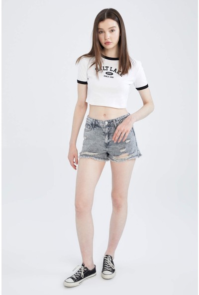 DeFacto Yüksek Bel Yırtık Detaylı Midi Jean Şort X3016AZ22SM DeFacto Yüksek Bel Yırtık Detaylı Midi Jean Şort X3016AZ22SM
