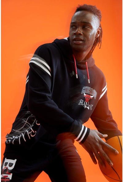 DeFacto NBA Chicago Bulls Lisanslı Oversize Fit Kapüşonlu Uzun Kollu Sweatshirt W6347AZ22SP DeFacto NBA Chicago Bulls Lisanslı Oversize Fit Kapüşonlu Uzun Kollu Sweatshirt W6347AZ22SP