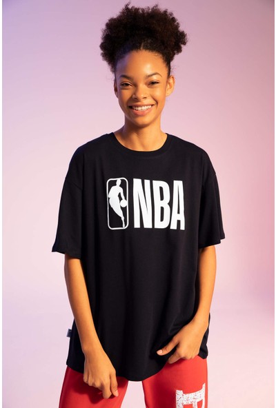 DeFacto Oversize Fit NBA Lisanslı Kısa Kollu Tişört V1500AZ22SM DeFacto Oversize Fit NBA Lisanslı Kısa Kollu Tişört V1500AZ22SM