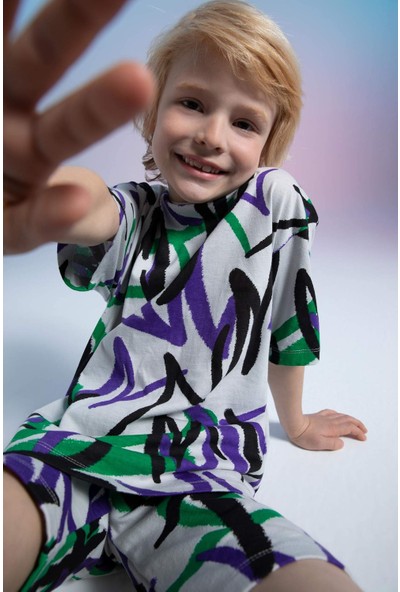 DeFacto Erkek Çocuk Oversize Fit Desenli Pamuklu Penye Kısa Kollu Tişört X4090A622SP DeFacto Erkek Çocuk Oversize Fit Desenli Pamuklu Penye Kısa Kollu Tişört X4090A622SP