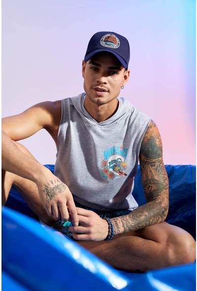 DeFacto Slim Fit Baskılı Kapüşonlu Kolsuz Tişört U5023AZ21HS