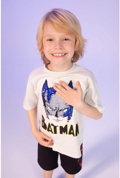 DeFacto Erkek Çocuk Batman Lisanslı Relax Fit Bisiklet Yaka Kısa Kollu Pamuklu Tişört X2851A622SP DeFacto Erkek Çocuk Batman Lisanslı Relax Fit Bisiklet Yaka Kısa Kollu Pamuklu Tişört X2851A622SP