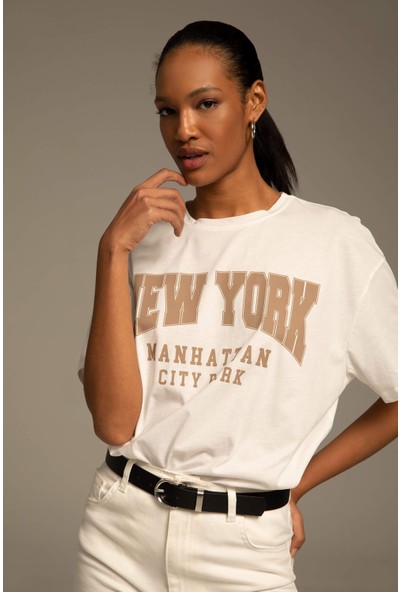DeFacto Oversize Fit Bisiklet Yaka New York Baskılı Kısa Kollu Tişört X3493AZ22SM DeFacto Oversize Fit Bisiklet Yaka New York Baskılı Kısa Kollu Tişört X3493AZ22SM