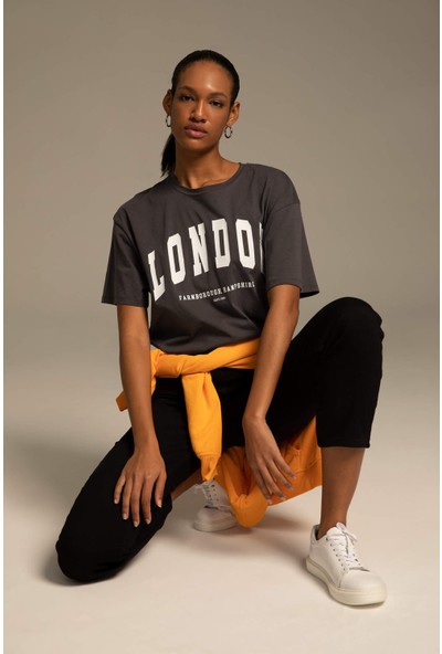 DeFacto Oversize Fit Bisiklet Yaka London Baskılı Kısa Kollu Tişört X3495AZ22SM