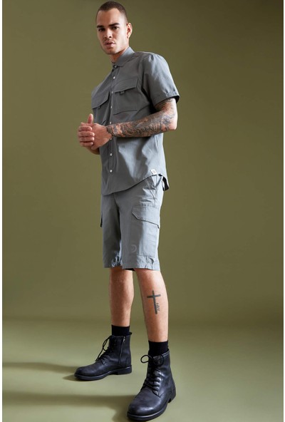 Defacto Discovery Adventures Lisanslı Regular Fit Kargo Bermuda Şort V1123AZ21SM Defacto Discovery Adventures Lisanslı Regular Fit Kargo Bermuda Şort V1123AZ21SM