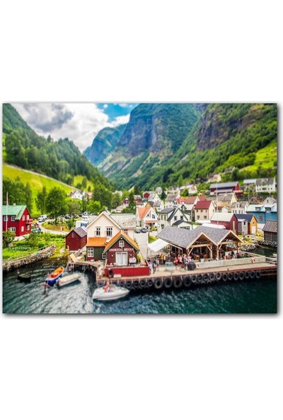 Cakatablo Norveç Alplerinde Göl Kenarındaki Mini Kasaba