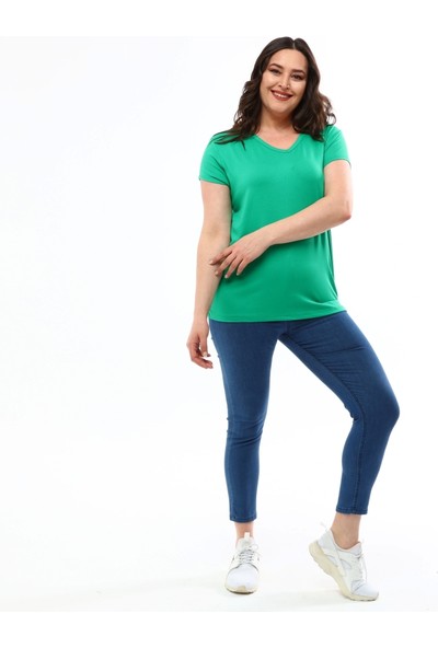 Temporium Kadın Yeşil Büyük Beden V Yaka Basic Viskon T-Shirt