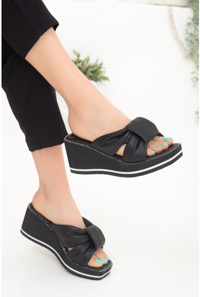 Dilimler Ayakkabı Bantlı Taş Detay Siyah Kadın Dolgu Topuklu Terlik Dilimler Ayakkabı Bantlı Taş Detay Siyah Kadın Dolgu Topuklu Terlik