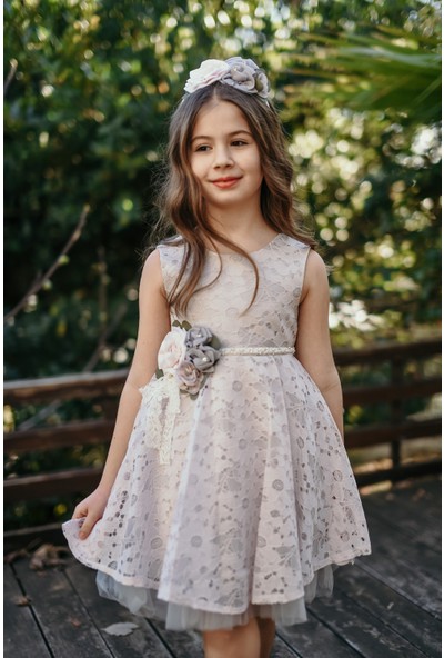 Mialora Couture Işleme Kemerli, Sırtı Çiçek Detaylı, Tamamı Dantel Elbise Mialora Couture Işleme Kemerli, Sırtı Çiçek Detaylı, Tamamı Dantel Elbise