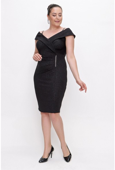 Madonna Yaka Taş Detaylı Simli Büyük Beden Elbise Siyah Madonna Yaka Taş Detaylı Simli Büyük Beden Elbise Siyah